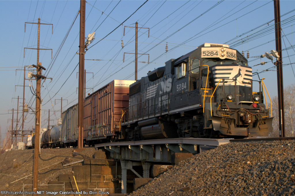 NS GP38-2 5284 leads WPBS-13